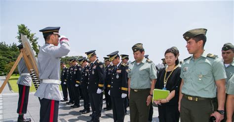 부산경찰청 콜롬비아 경찰관 11명과 Un기념공원 참배