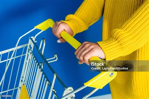 노란색 옷 파란 배경에 장바구니를 들고 있는 여자의 보기를 자른 고객에 대한 스톡 사진 및 기타 이미지 고객 귀여운 노랑 Istock