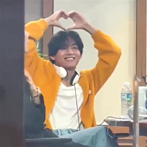 Bts Official On Twitter [ 오늘의방탄] 신뷔로운 별밤지기 데뷔일💜 곰돌이가 Dj를 해도 되는거임 V인데도 귀여운 Dj V의 모습 내일도 기대해