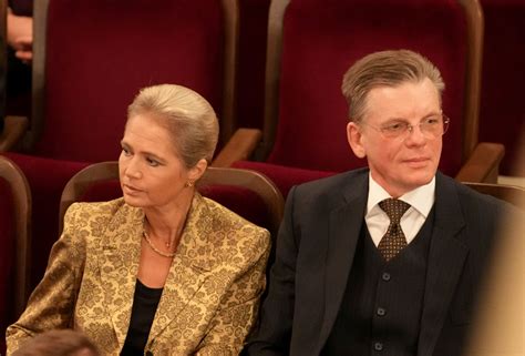 Komentāri Einars Repše Pēc Laulības Izjukšanas Sabiedrībā Parādījies Ar Kādu Noslēpumainu