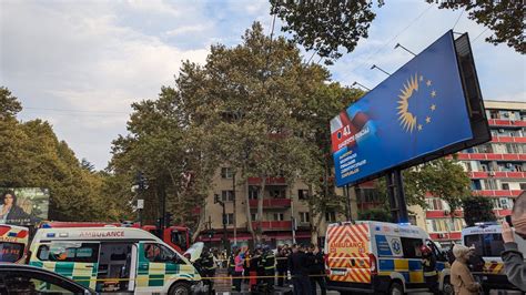 თბილისში სასწრაფო და მსუბუქი ავტომობილი ერთმანეთს შეეჯახა დაშავდა 3