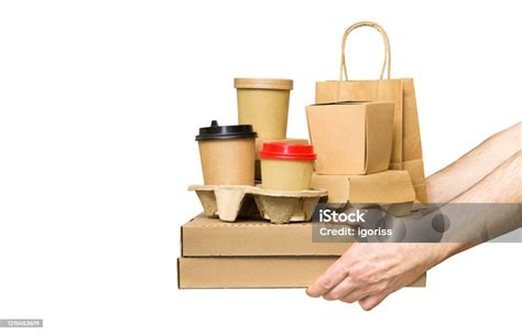 다양한 테이크 아웃 음식 용기 피자 상자 홀더에 커피 컵과 흰색에 고립 된 종이 봉투를 들고 손 음식 배달 서비스 음식에 대한 스톡 사진 및 기타 이미지 Istock