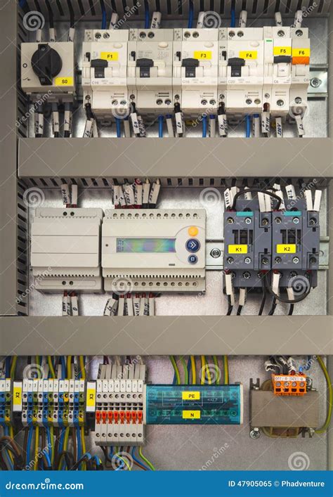 Cubículo De Control Eléctrico Con Los Dispositivos Eléctricos Imagen De