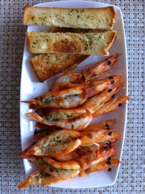 요리 마늘버터 새우구이와 마늘빵