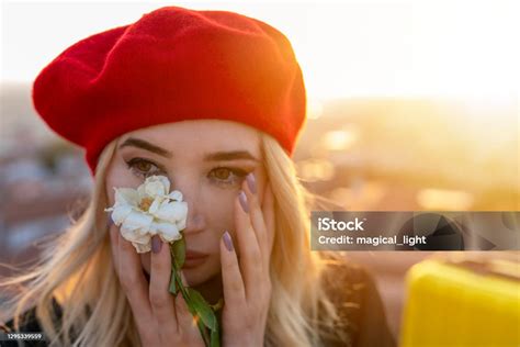 금발의 여자 와 빨간 베레모 들고 흰색 장미 로맨틱한 분위기의 여자의 초상화 20 24세에 대한 스톡 사진 및 기타 이미지 20 24세 금발 머리 꽃 나무 Istock