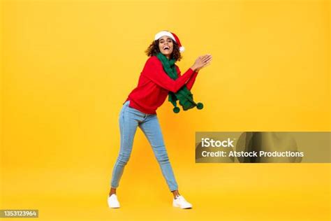 고립 된 노란색 스튜디오 배경에서 춤과 박수를 치는 크리스마스 복장에서 재미있는 행복한 여성의 전체 길이 초상화 30 34세에 대한 스톡 사진 및 기타 이미지 Istock
