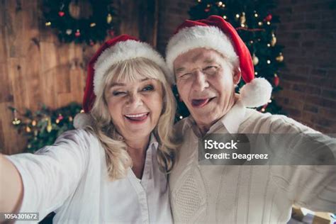 두 미친 재미 펑키 유치 한 장난 명랑 사랑 스러운 귀여운 매력적인 귀여운 친구 사람들이 남편 아내의 깜박이 밖으로 혀를 보여주는 전나무 소나무 근처 흰색 볼과 모자에