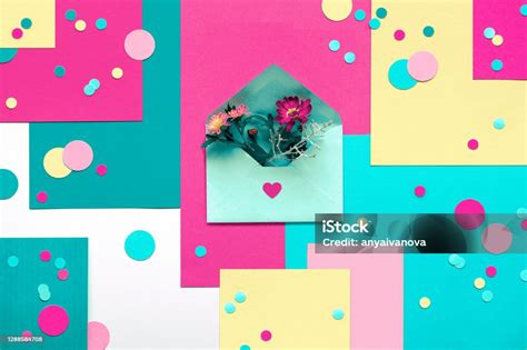 인터내셔널 감사의 날 작은 봉투에 원형 입자와 꽃과 인사말 카드 개념 기하학적 창조적 인 플랫 레이어 드 종이 배경에 누워 대담한 색상 디자인 감사합니다 색종이 조각에 대한