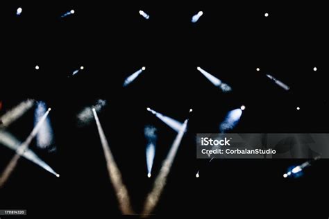 연기의 한계와 효과를 확인하면서 무대의 스포트라이트에 의해 조명 일부 노동자의 실루엣 0명에 대한 스톡 사진 및 기타 이미지 0명 공연 반사 제작물 Istock