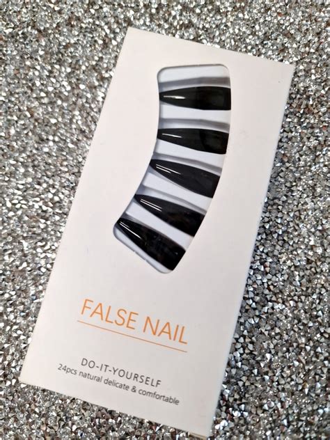 Комплект Разкошни Press On Изкуствени Нокти 24 броя Дизайнерски Островърхи Черни Красиви Нокти