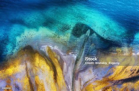 아이슬란드 해안과 물에 공중 보기 공기에서 해변과 바다 아이슬란드에서 유명한 장소 무인 항공기에서 여름 바다 풍경 여행 이미지 0명에 대한 스톡 사진 및 기타 이미지