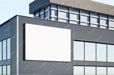 하늘 배경 광고 및 상업 개념 3d 렌더링에 빈 흰색 모의 배너 광고판이 있는 현대적인 건물 외관 프리미엄 사진