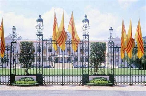 Nhìn Ra Bốn Phương DƯỚi BÓng MÁt CỦa LÁ CỜ Ba Que HoÀng NgỌc Mai