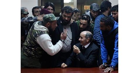 Либийци плячкосват щаба на новата власт в Бенгази