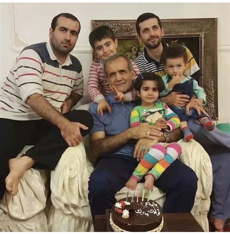 عکس مراسم تولد دکتر پزشکیان در کنار خانواده سینما اعتماد