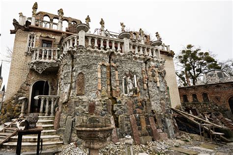 조각가 Golovan의 천 개의 얼굴의 집 예술적 디테일과 조각품이 있는 동화 속 성을 닮은 화려하고 절충주의적인 석조 저택 0명에 대한 스톡 사진 및 기타 이미지 Istock