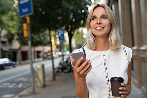 비즈니스 여자 휴대 전화를 사용 하 고 거리에서 커피를 마시는 거리에 대한 스톡 사진 및 기타 이미지 거리 기업 비즈니스 기업가 Istock