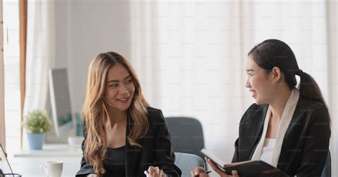 두 명의 젊은 아시아 사업가가 분석 사무실에서 협업을 위한 계획 마케팅에 대해 논의합니다 사진 Unsplash의 종업원 이미지