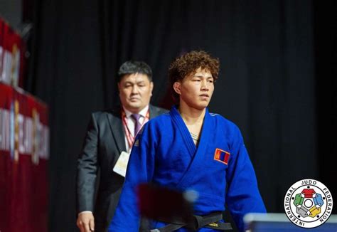 Ц Цогтбаатар Их дуулгын 13 дахь медалиа зүүв