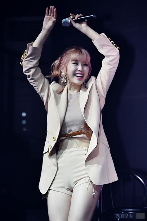 전효성 반해 컴백 침대 위 가슴라인 드러내고 아찔한 19금 노출 한국경제