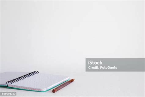 열린된 노트북 그리고 테이블에 펜입니다 교육 개념입니다 중요 한 아이디어에 대 한 빈 장소 계획 기억 목록 또는 기타 텍스트