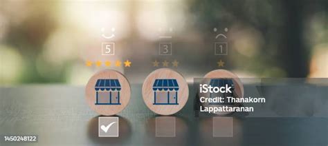 평가 및 만족도 등급 서비스 및 제품 및 고객 참여에 대한 고객 경험 조사 개념 상점 및 서비스 평가를 보여주는 테이블에 나무