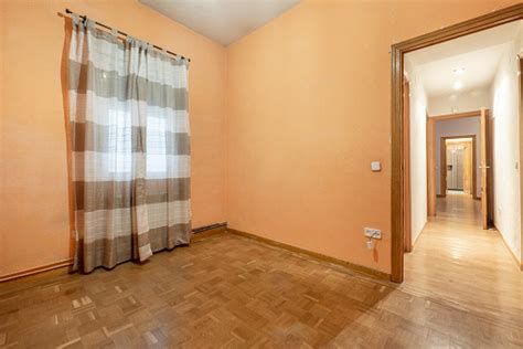 짙은 나무 쪽모이 세공 마루 바닥과 긴 복도로 통하는 문이 있는 복숭아색으로 칠해진 빈 방 침실에 대한 스톡 사진 및 기타 이미지 침실 0명 3차원 형태 Istock