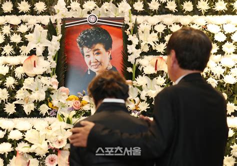 [포토]영정 속 현미 추모하는 조문객들 네이트 뉴스