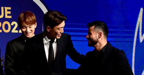 [사진]mvp 이청용 축하 전하는 세징야 훈훈