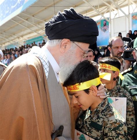 دست نوازش امام خامنه ای بر سر فرزندان شهدای مدافع حرمعکس تسنیم
