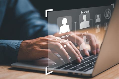 가상 화면에 마인드 맵이나 오르가니그램이있는 랩톱 컴퓨터를 사용하는 사업가 Hr 조직도 경력 개념으로 작업하는 인적 자원 관리자 리더십에 대한 스톡 사진 및 기타 이미지