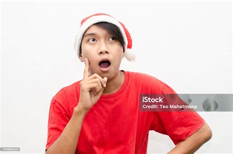 크리스마스 산타 테마 옷을 입은 행복한 젊은 아시아 남자는 충격을 받고 놀라고 놀란 얼굴 표정을 짓고 있습니다 개념에 대한 스톡 사진 및 기타 이미지 Istock