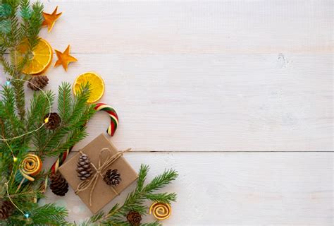 크리스마스 장난감 선물로 장식 된 전나무 가지 가벼운 나무 배경에 복사 공간이 있는 크리스마스 레이아웃 갈란드 장식품에 대한 스톡 사진 및 기타 이미지 Istock