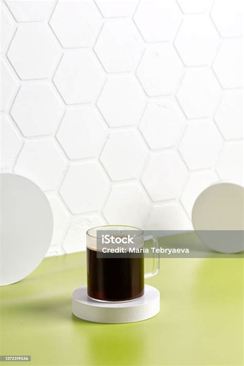 화창한 아침에 커피 컵 녹색 및 타일 배경 연단 아로마 리스레토에 유리에스프레소 커피 한 잔 0명에 대한 스톡 사진 및 기타