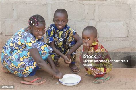 3 아프리카 어린이 들이 야외에서 먹고 앉아 아프리카에 쌀 아프리카에 대한 스톡 사진 및 기타 이미지 아프리카 아이 소년