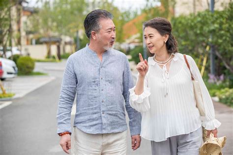 老年夫妇在户外散步 包图企业站