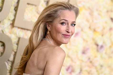 Gillian Anderson Ai Golden Globes 2024 Con Un Abito Ricamato Di Vagine Foto Cinemaserietvit