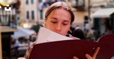 테이블에 앉아 책을 읽고 있는 여성 사진 Unsplash의 무료 여자 이미지