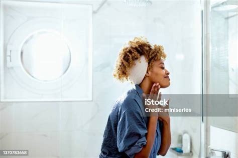 아름다운 여자 적용 얼굴 크림 에 그녀의 욕실 에 그만큼 아침 얼굴 크림에 대한 스톡 사진 및 기타 이미지 얼굴 크림 여자 한 명의 여자만 Istock