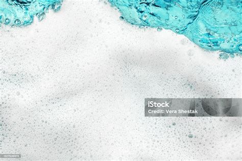 흰색 거품 푸른 물 배경 클로즈업 바다 또는 바다 거품 파도 패턴 거품 텍스처 비누 스푸메 배경 청소 비누 비누 거품 표면 비누 세제 세탁 거품 욕조 샤워 0명에 대한 스톡