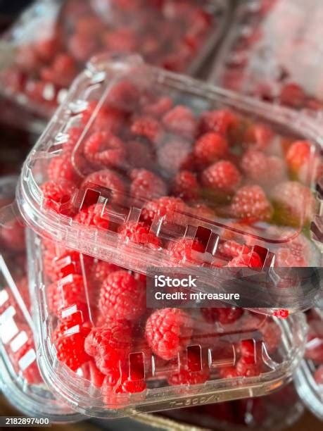 농장 상점 농산물 디스플레이의 전체 프레임 이미지 라즈베리 로 채워진 뚜껑이 달린 플라스틱 Punnets 더미 고가 전망 과일 상자에 대한 스톡 사진 및 기타 이미지
