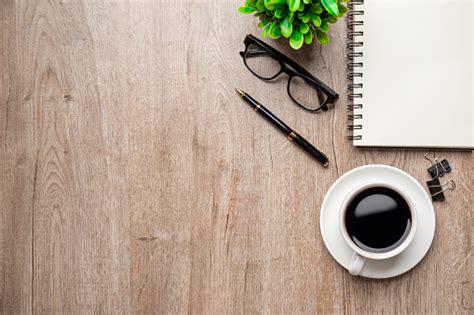 플랫 레이 상단 보기 사무실 테이블 책상 작업 공간 노트북 사무용품 연필 녹색 잎 나무 배경에 커피 컵 0명에 대한 스톡 사진 및 기타 이미지 Istock