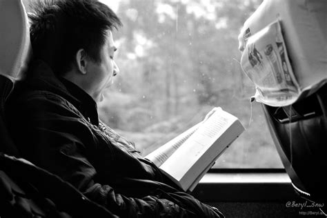 무료 이미지 남자 도서 검정색과 흰색 사람들 화이트 사진술 독서 초상화 좌석 니콘 검은 단색화 하품 소리 Bw 버스 솔직한 피곤한 니코르