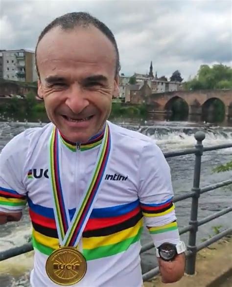 Ciclista Paralímpico Sin Manos Recibió Un Reloj Pulsera Como Premio En El Mundial De Ciclismo