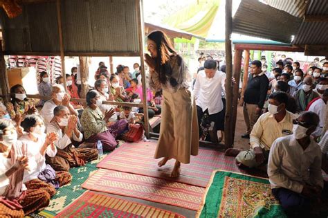 លោកស្រី ហ៊ុន ម៉ាណា អញ្ជើញ នាំយកទេយ្យវត្ថុប្រគេនដល់វត្តទួលសំបុកគ្រៀល ស្ថិតនៅស្រុកសាមគ្គីមានជ័យ