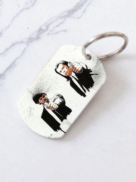 Брелок для ключей с принтом Криминальное Чтиво подарок мужчине на День рождения брелок мужской