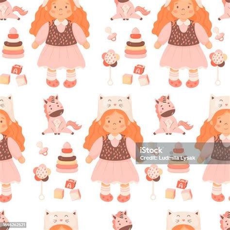 아이들 장난감 원활한 패턴 빨간 머리에 곱슬곱슬한 귀여운 인형 소녀 유니콘 딸랑이 젖꼭지 큐브 피라미드가 하얀 배경에 있다 만화