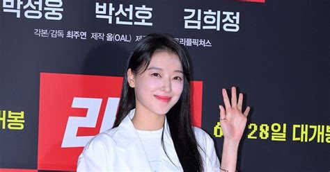 [t포토] 조우리 밝은 미소로 손인사