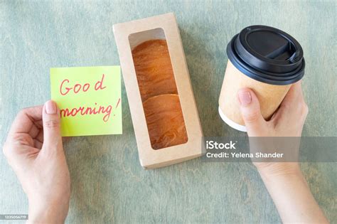 암컷 손은 나무 테이블에 좋은 아침 커피 한 잔 키보드 선인장과 뮤즈와 함께 메모를 개최합니다 좋은 일의 개념 데스크톱의 상단 보기 팬케이크에 대한 스톡 사진 및 기타