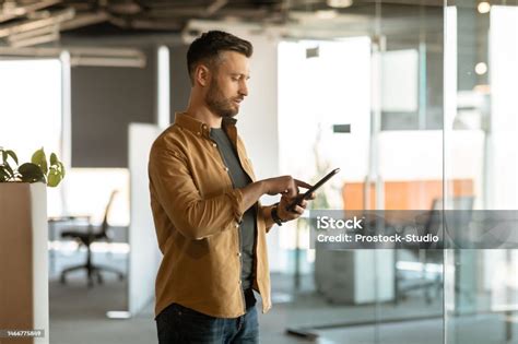 현대 사무실에서 일하는 디지털 태블릿을 사용하는 남성 기업가 남자에 대한 스톡 사진 및 기타 이미지 남자 비즈니스 측면 보기 Istock